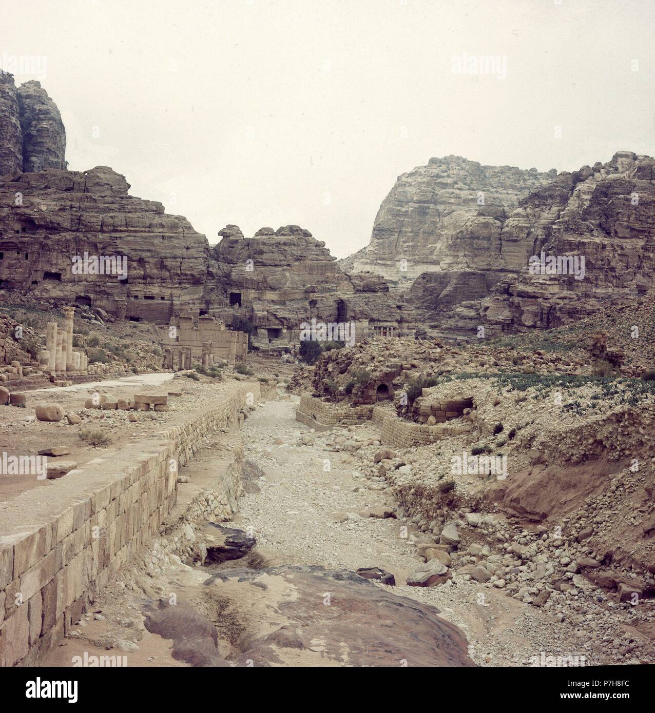 CIUDAD NABATEA. Location: EXTERIOR, PETRA Stock Photo - Alamy