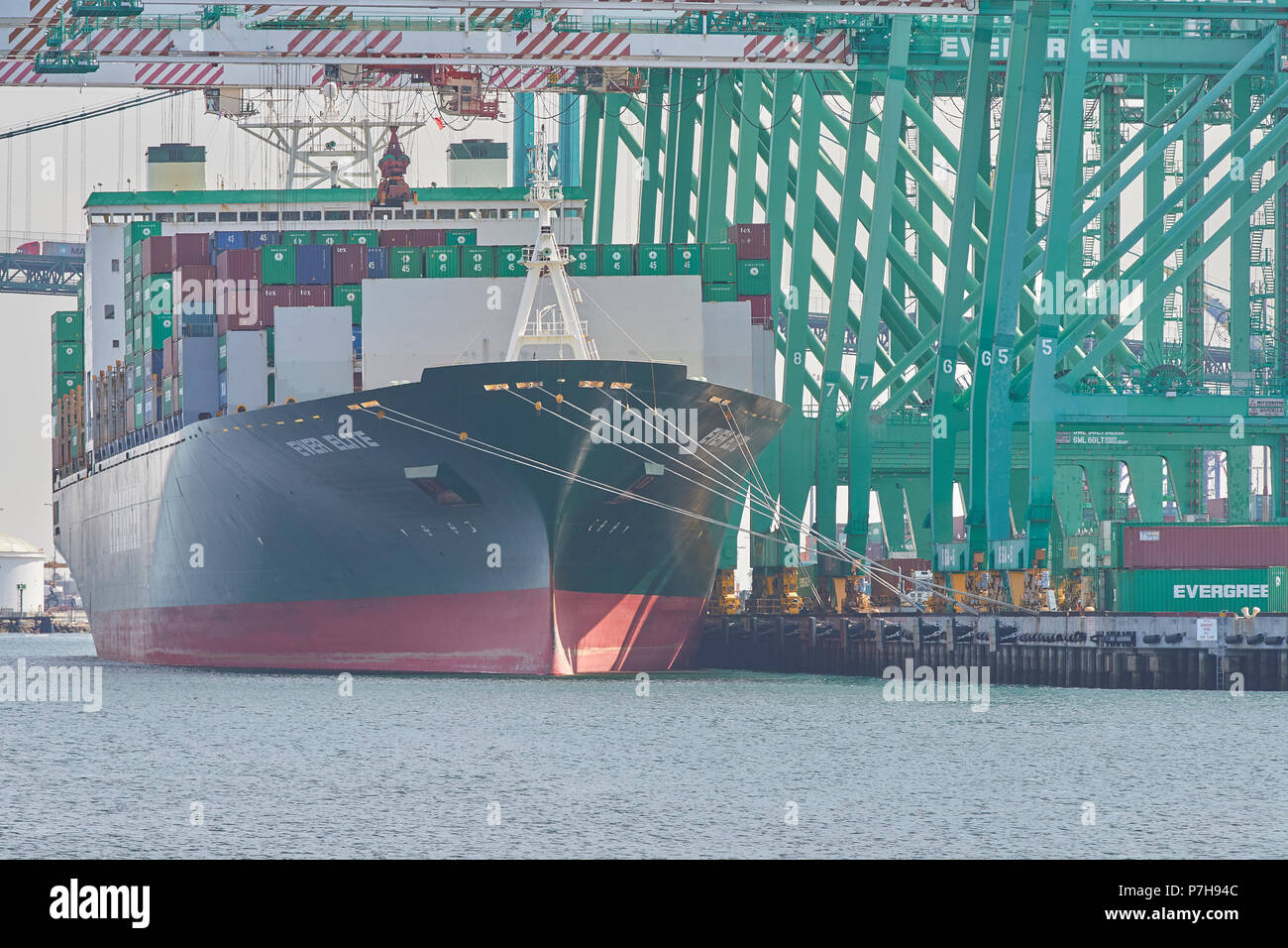 Evergreen container loading hi-res stock photography and images - Alamy