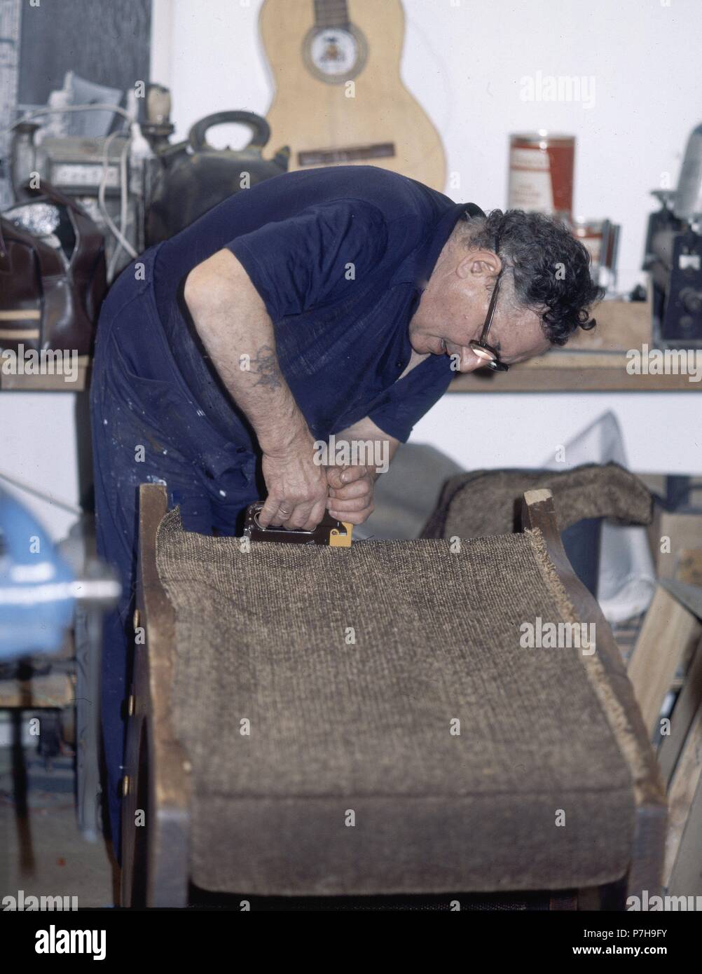 TAPIZANDO UN SILLON Stock Photo - Alamy