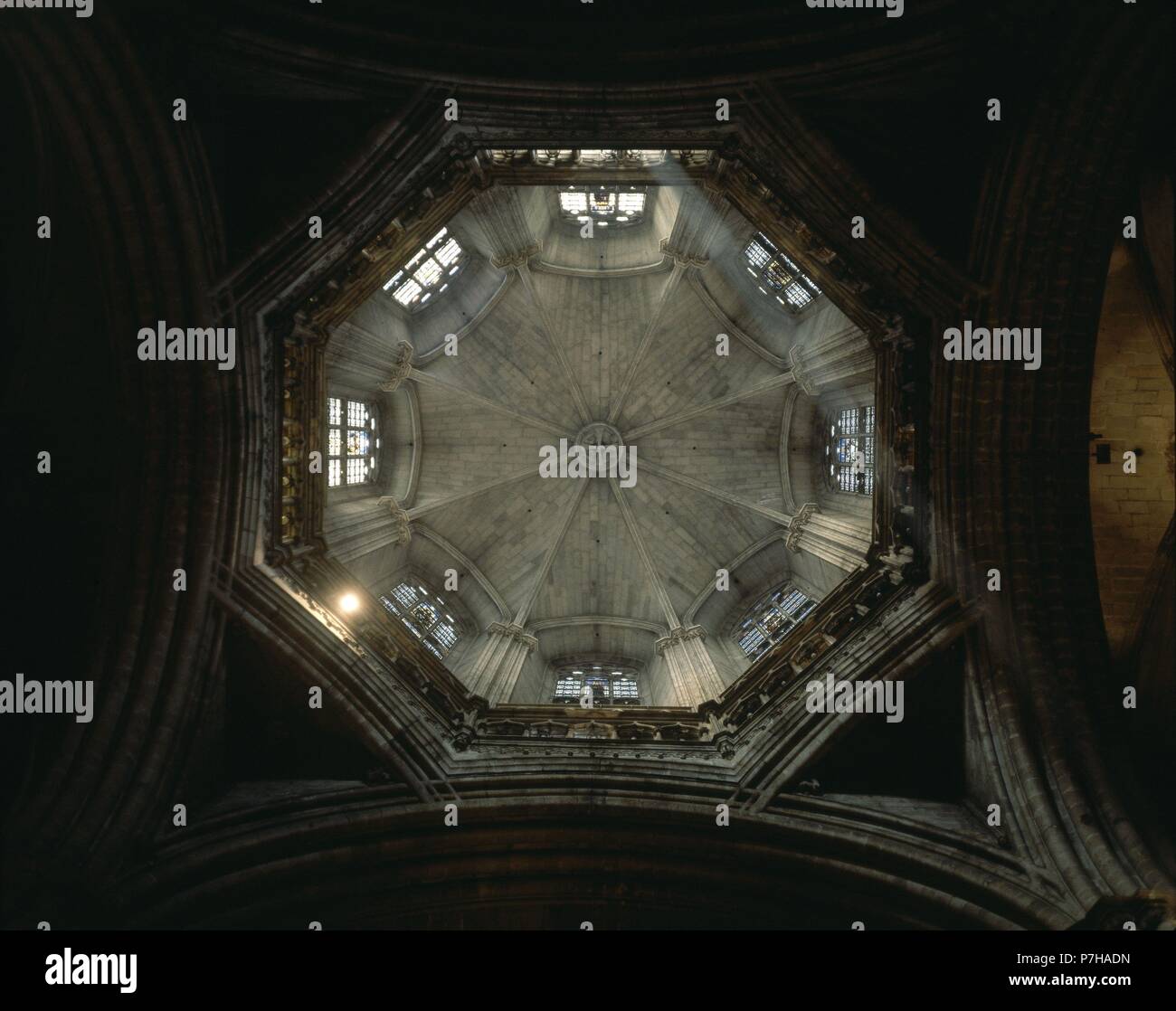 INTERIOR DEL CIMBORRIO CONSTRUIDO ENTRE 1906 Y 1913 - NEOGOTICO ESPAÑOL ...