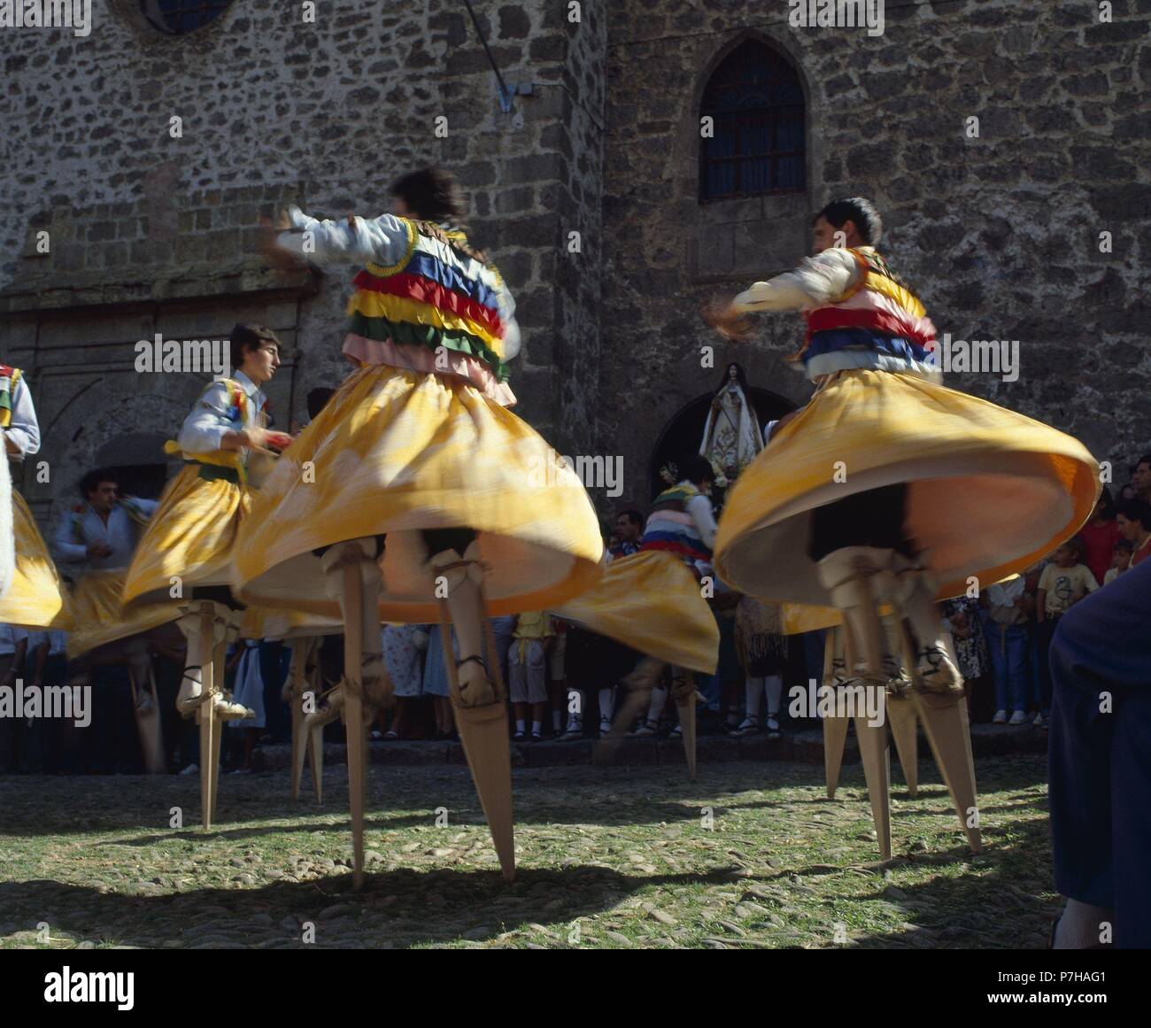 Danza los zancos hi-res stock photography and images - Alamy