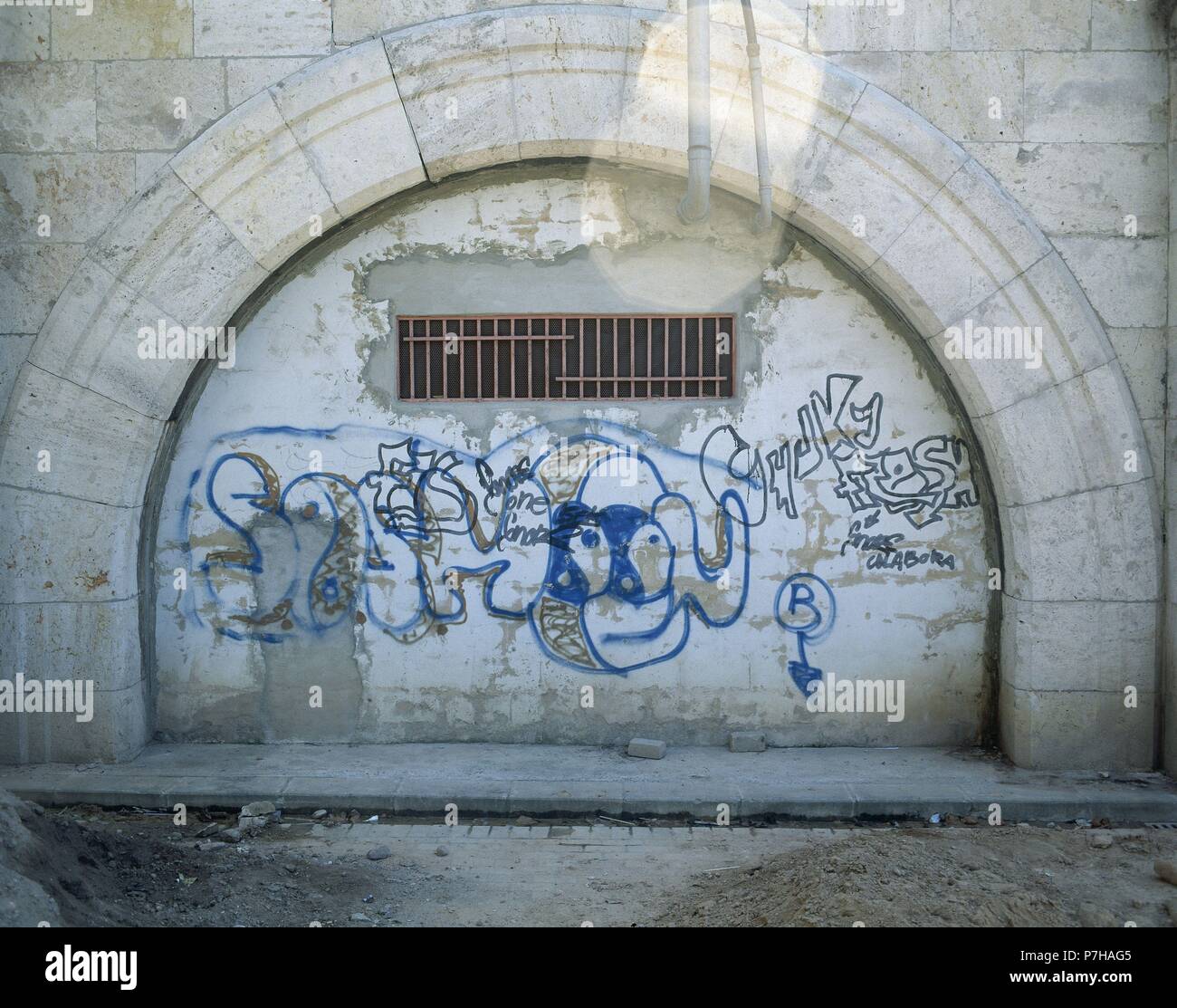GRAFITI EN UNA PARED Stock Photo - Alamy