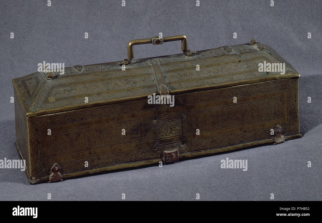 CAJA HISPANOMUSULMANA DE AZOFAR - SIGLO XIII - 56x10x12 cm. Location ...
