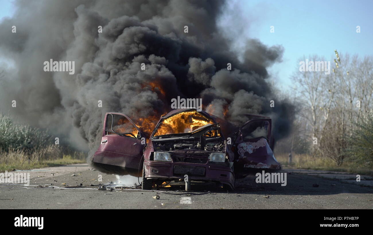 Exploded car hi-res stock photography and images - Alamy