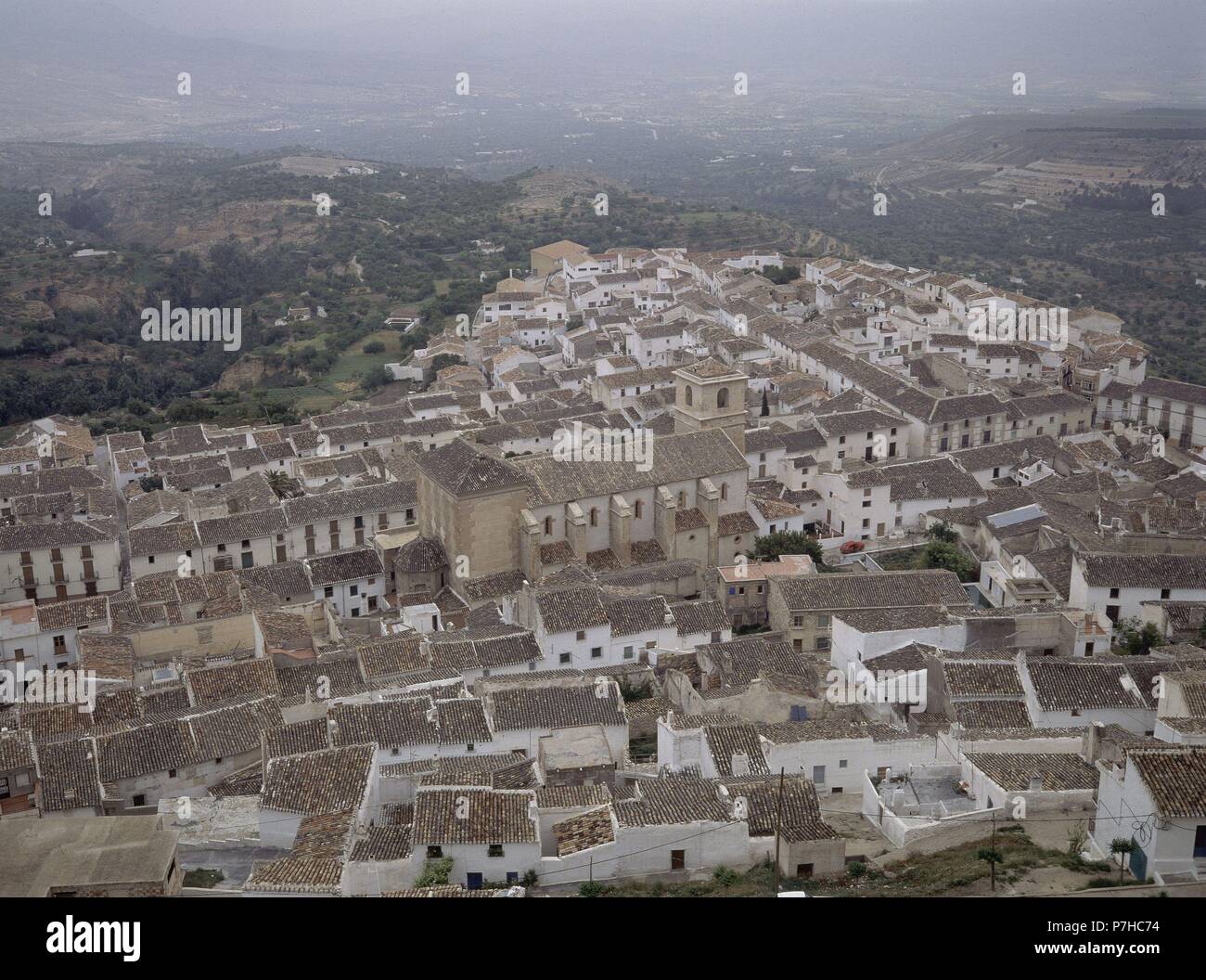 Vista del castillo desde el pueblo hi-res stock photography and images ...