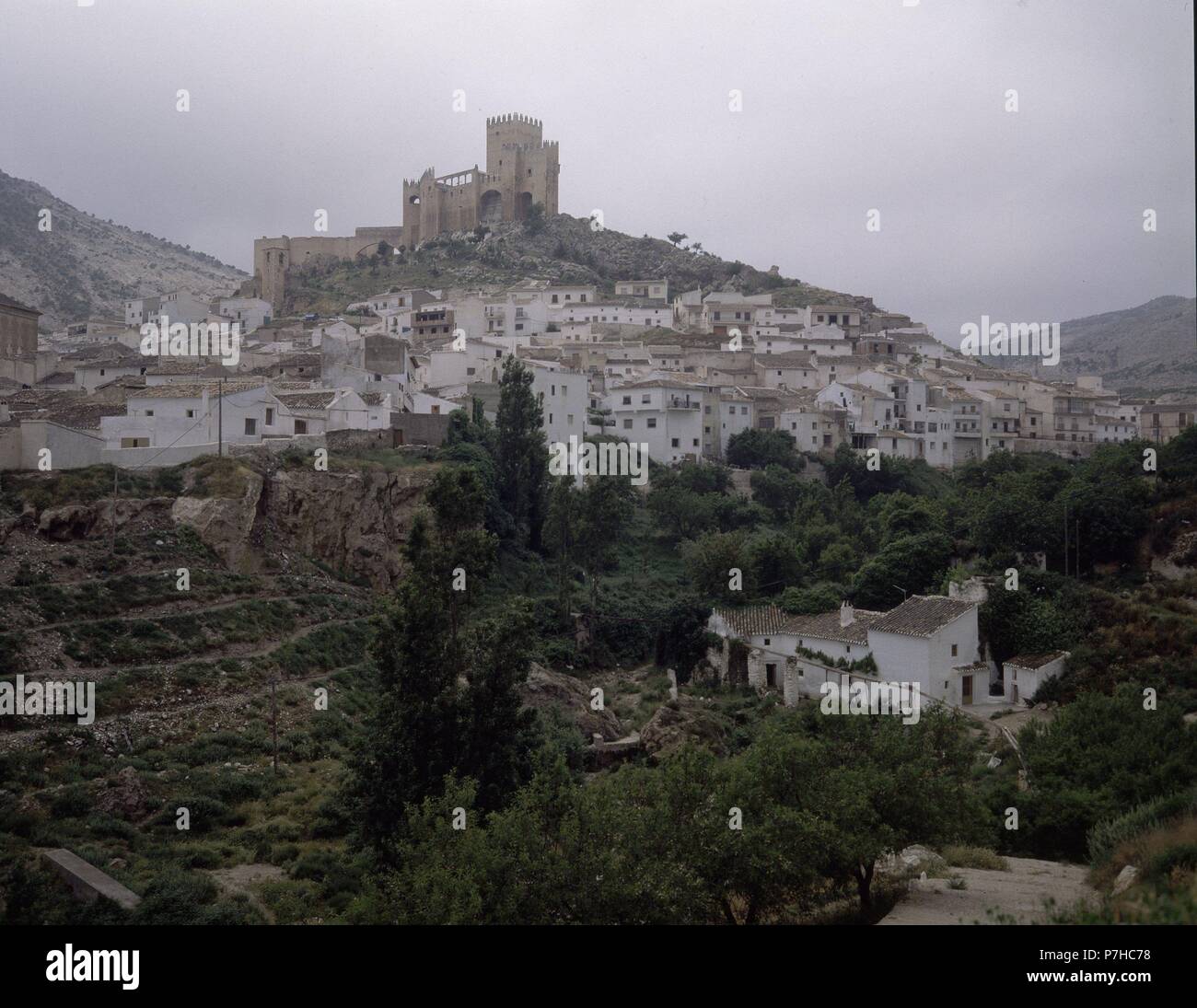 Pueblo y el castillo hi-res stock photography and images - Alamy