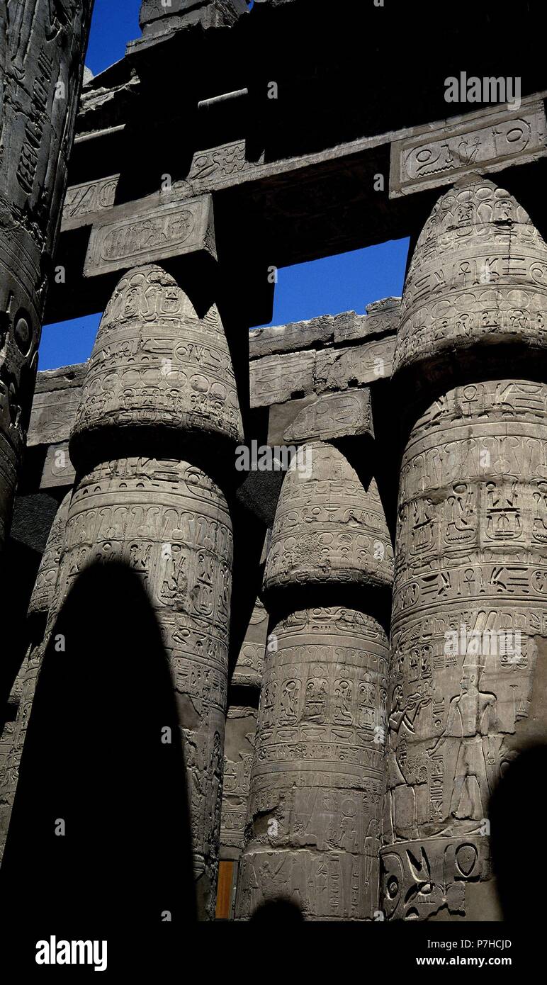 SALA HIPOSTILA - PARE ALTA DE COLUMNAS BAJAS. Location: KARNAC, THEBES ...