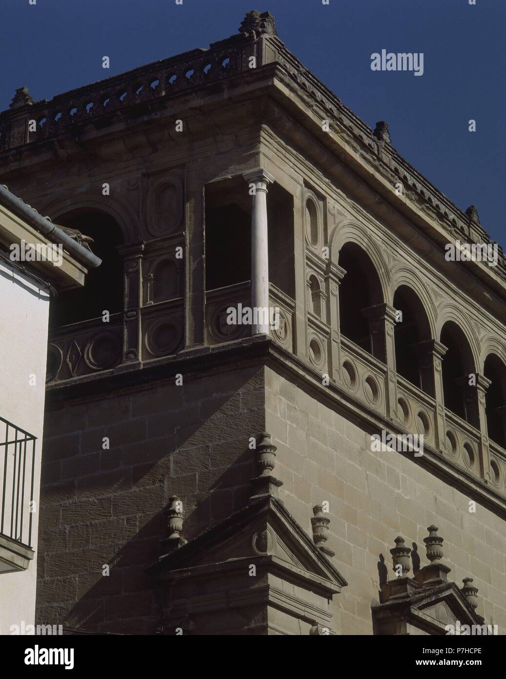 EXTERIOR-GALERIA Y VENTANA ESQUINADA. Location: PALACIO VELA DE LOS ...