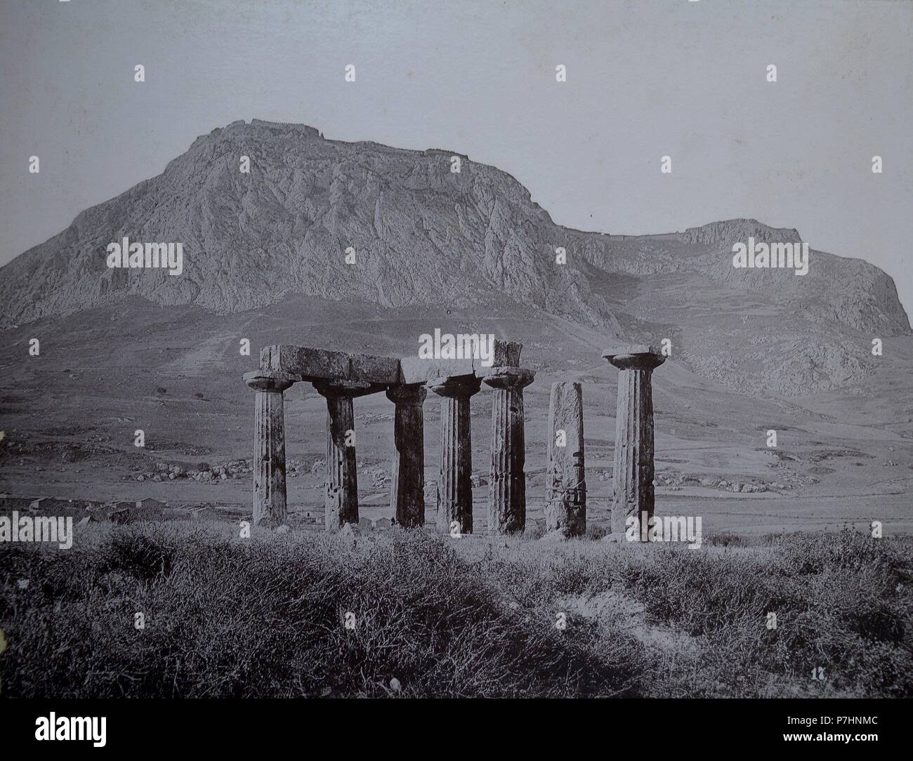[Corinto, templo de Apolo y la fortaleza de Acrocorinto] Stock Photo ...