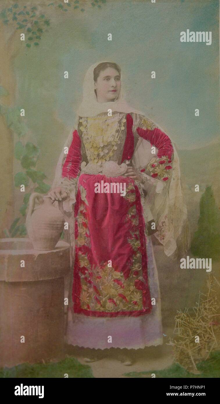 Traje tradicional griego hi-res stock photography and images - Alamy