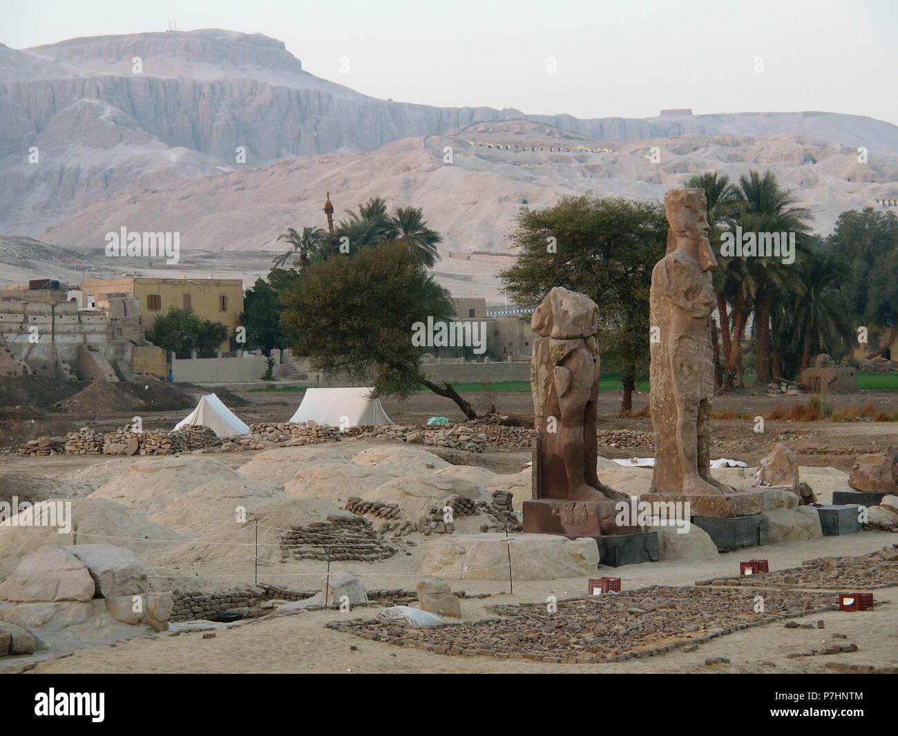 Los colosos de Memnón. Dos espectaculares estatuas de piedra que ...
