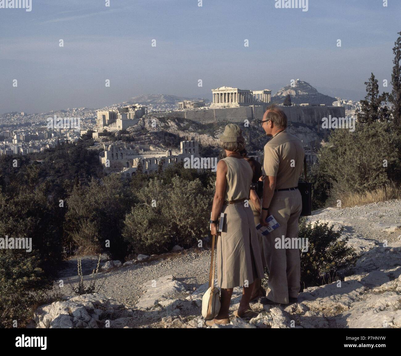TURISTAS ANTE UNA PANORAMICA DE LA ACROPOLIS DE ATENAS. Location: ACROPOLIS, GREECE Stock Photo ...