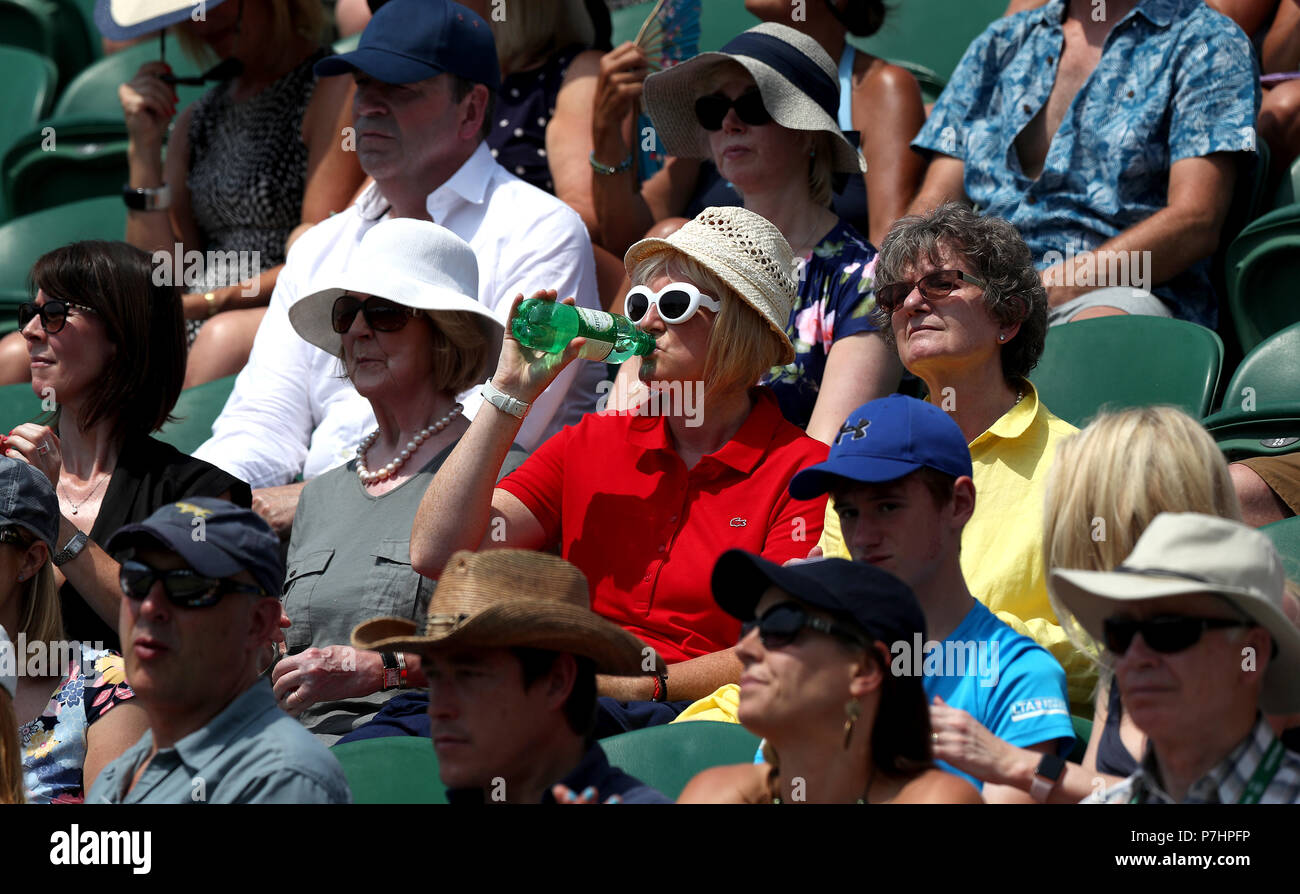 Spectators shield from sun hi-res stock photography and images - Alamy