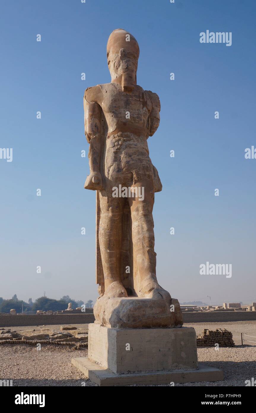 Colosos de Amenhoteph III (Amenofis III) flanquean erguidos sobre sus ...