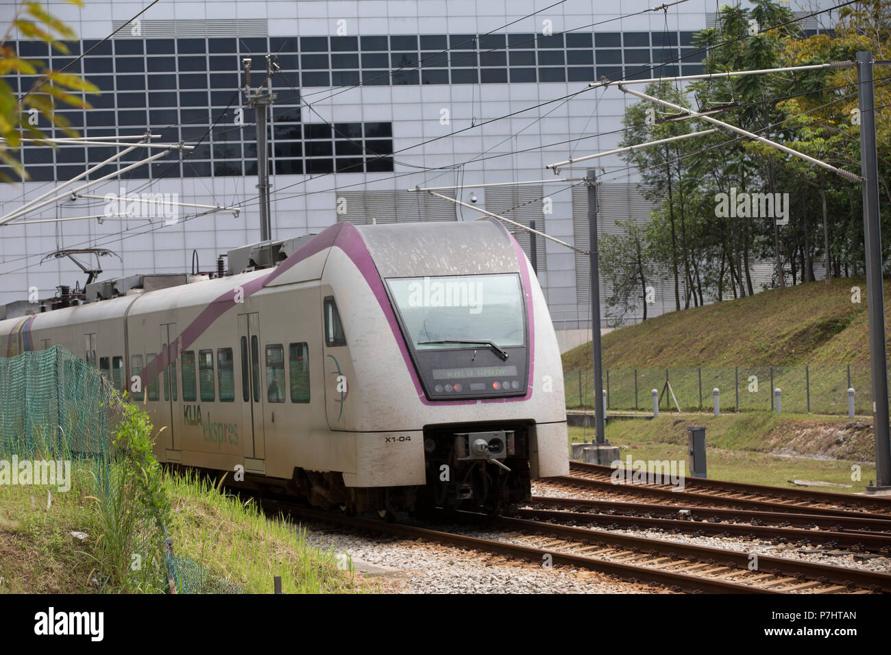 The KLIA Express makes its way to Kuala Lumpur International Airport ...