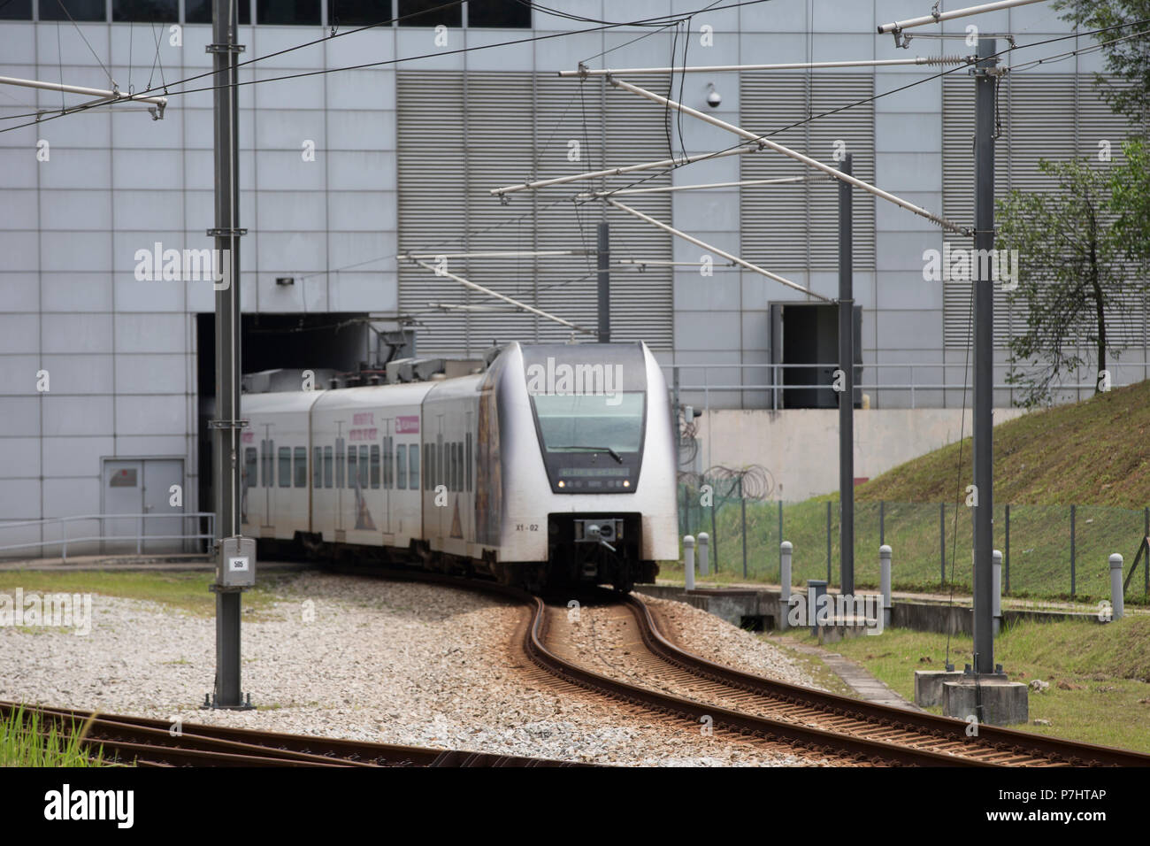 The KLIA Express makes its way to Kuala Lumpur International Airport ...