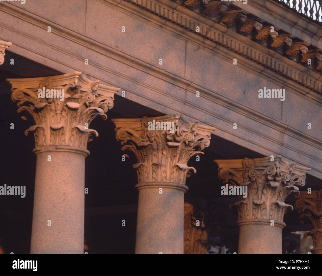 DETALLE DE LOS CAPITELES DE ORDEN CORINTIO DE LA COLUMNATA DEL PORTICO ...