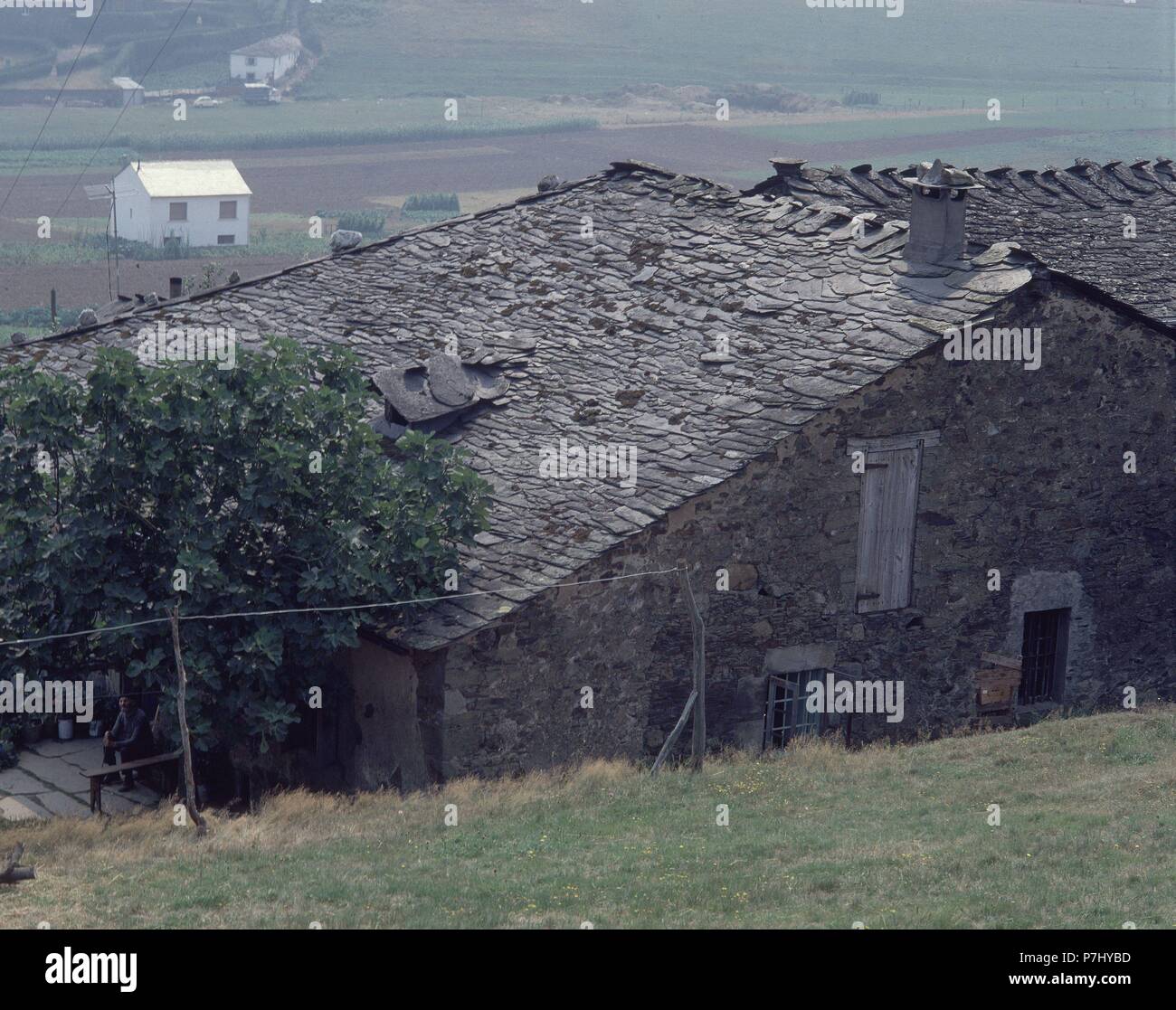 TEJADO DE PIZARRA DE UNA CASA. Location: EXTERIOR, BOAL, ASTURIAS ...