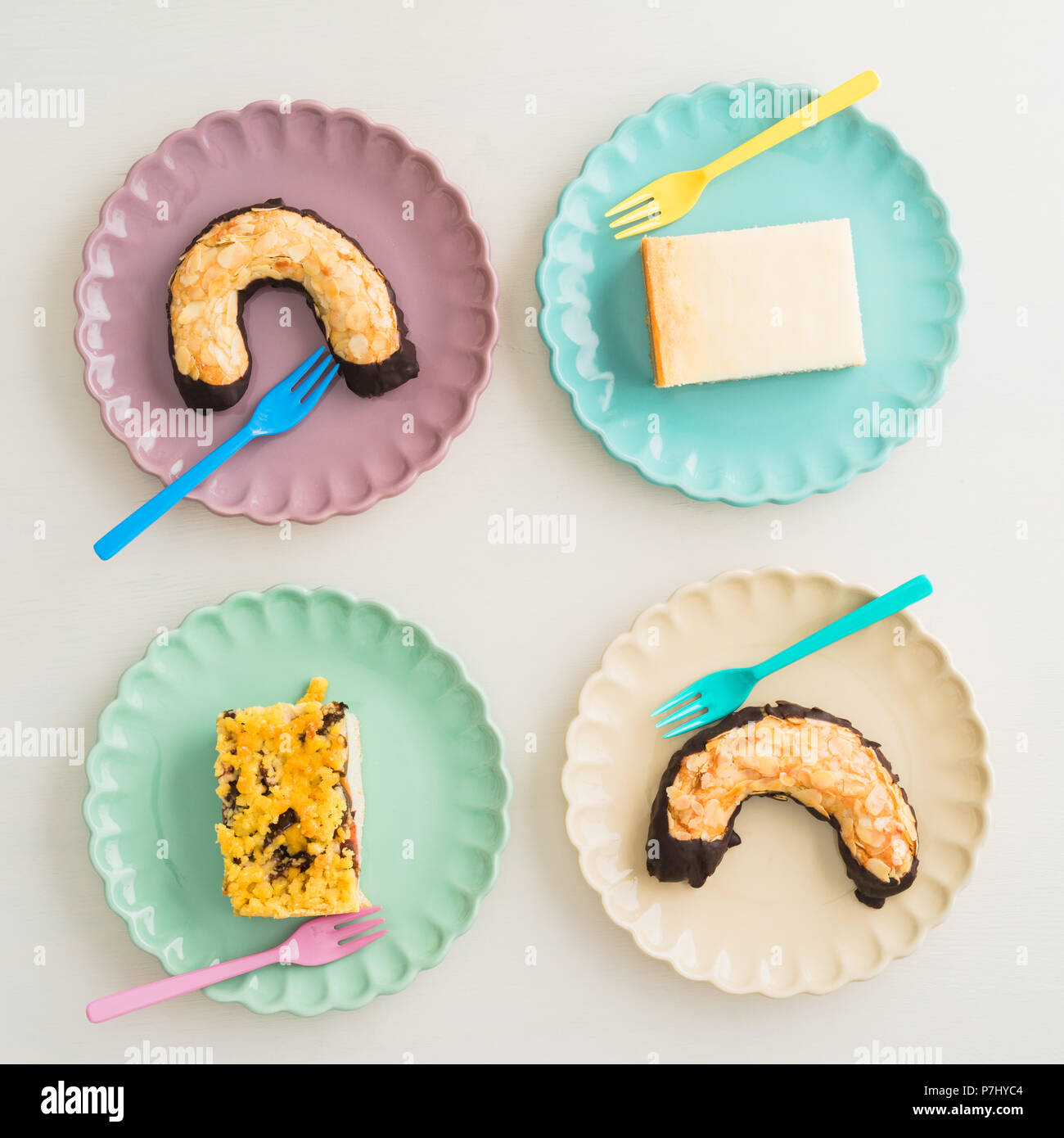 Coloured plates hi-res stock photography and images - Alamy