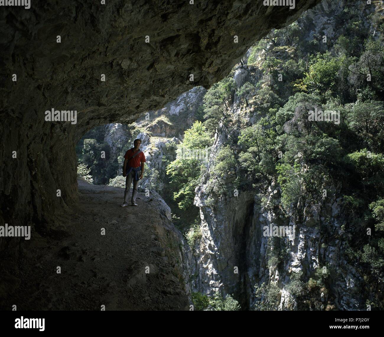 GARGANTA MONTAÑOSA- EXCURSIONISTA. Location: RUTA RIO CARES, SPAIN ...