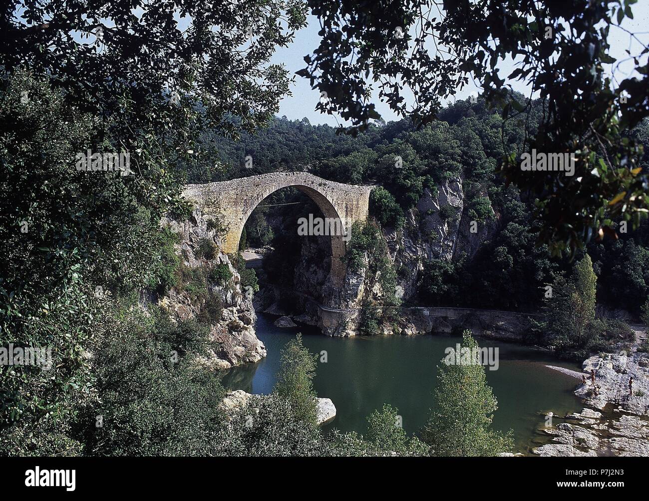 PUENTE MEDIEVAL SOBRE EL RIO LLIERCA. Location: EXTERIOR, TORTELLA ...