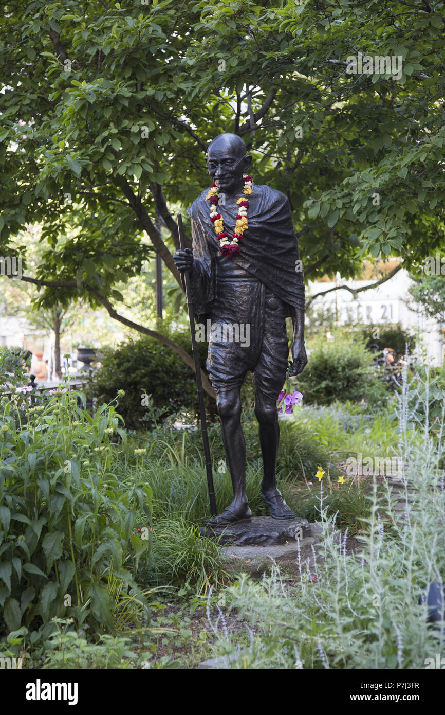 Bronze statue of Mahatma Gandhi with garland in Union Square, New York ...