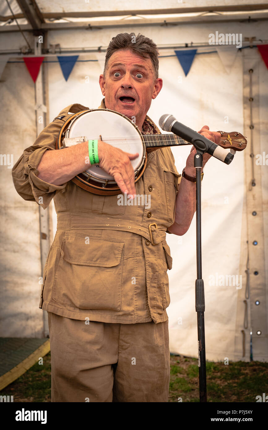 Troop entertainer with banjo singing Stock Photo - Alamy