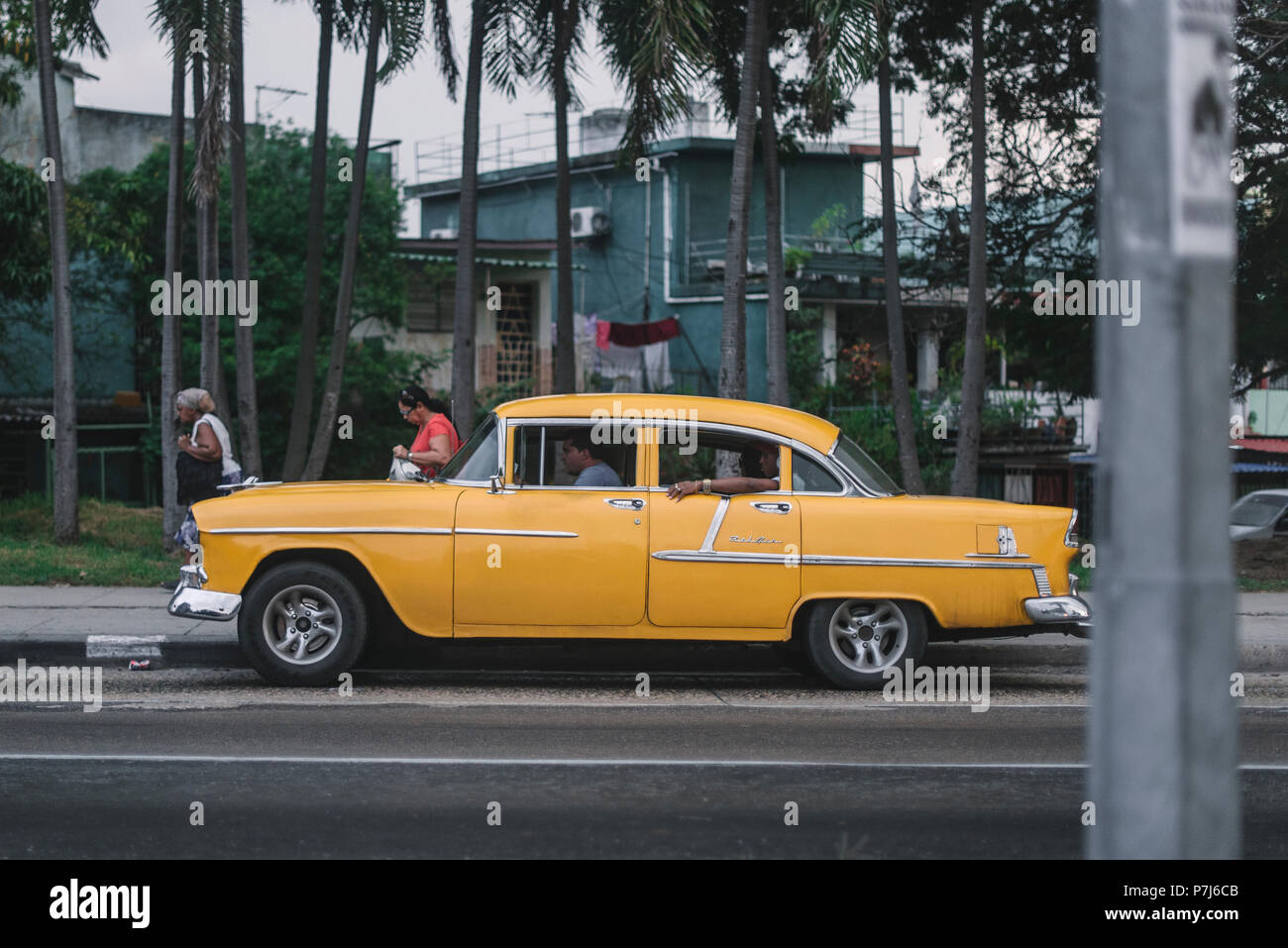 Yellow car auto classic american havana hi-res stock photography and ...