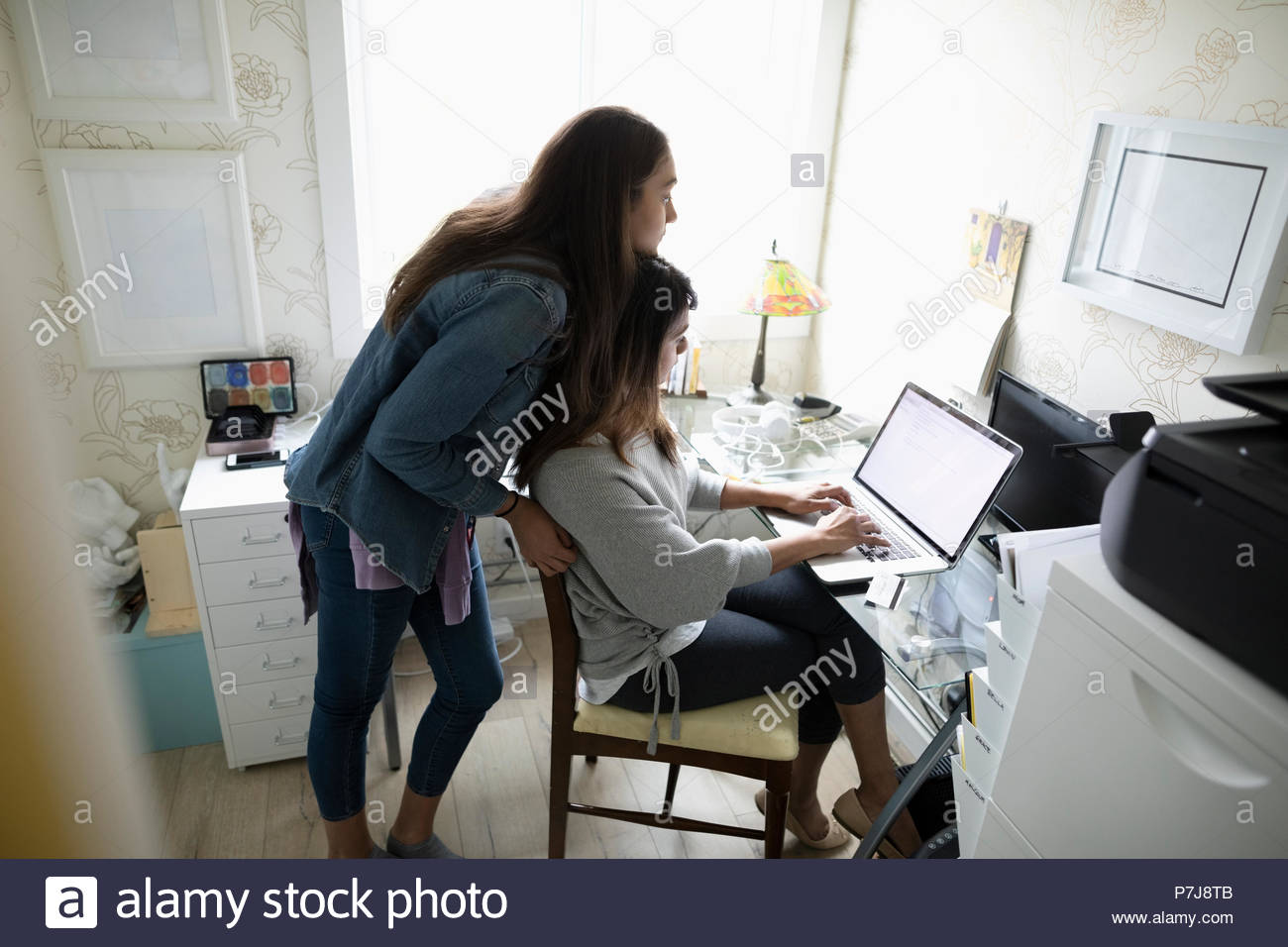 Tween girls working hi-res stock photography and images - Alamy