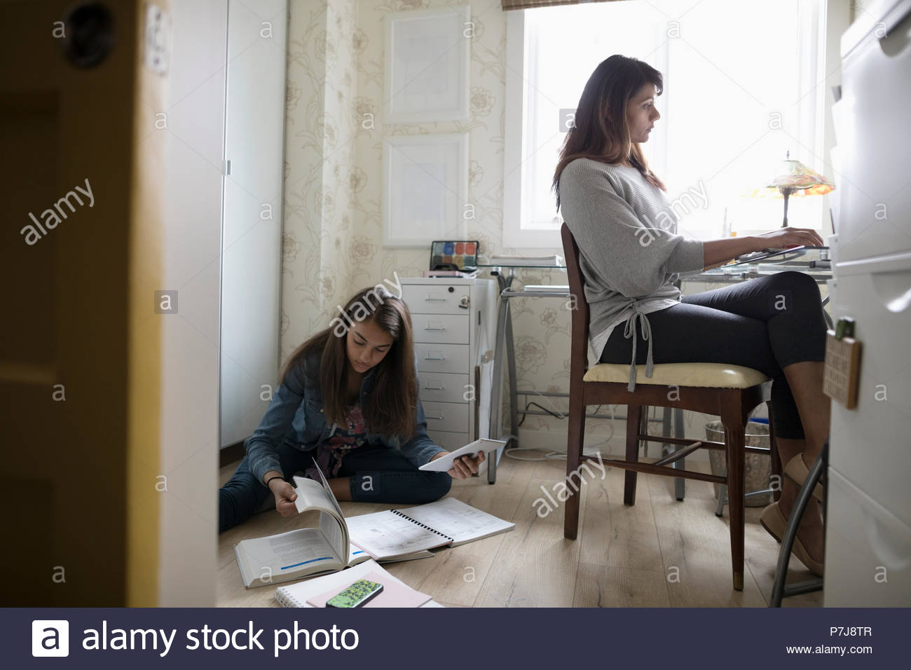 Tween girls working hi-res stock photography and images - Alamy
