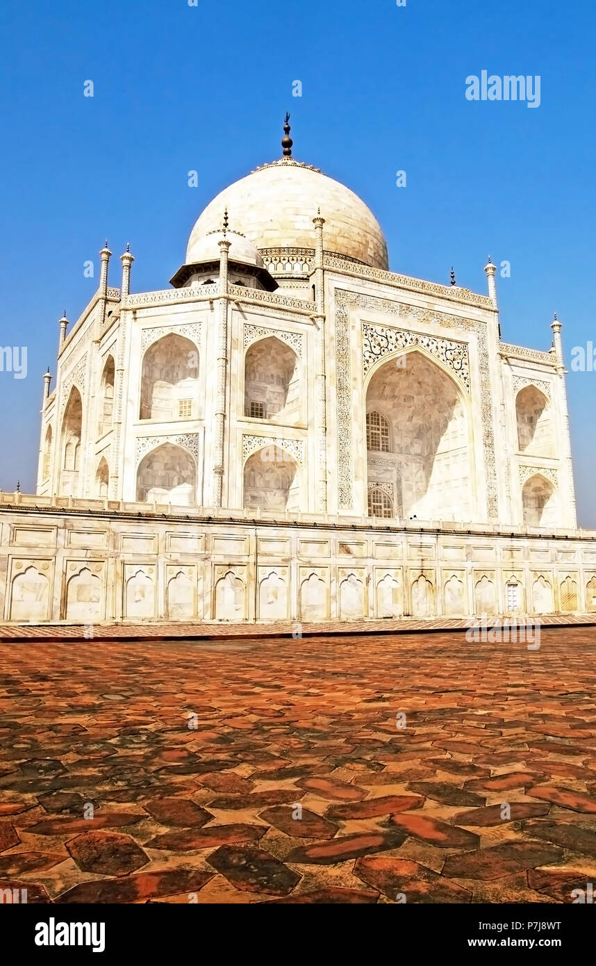 Taj Mahal, blue sky behind Stock Photo - Alamy