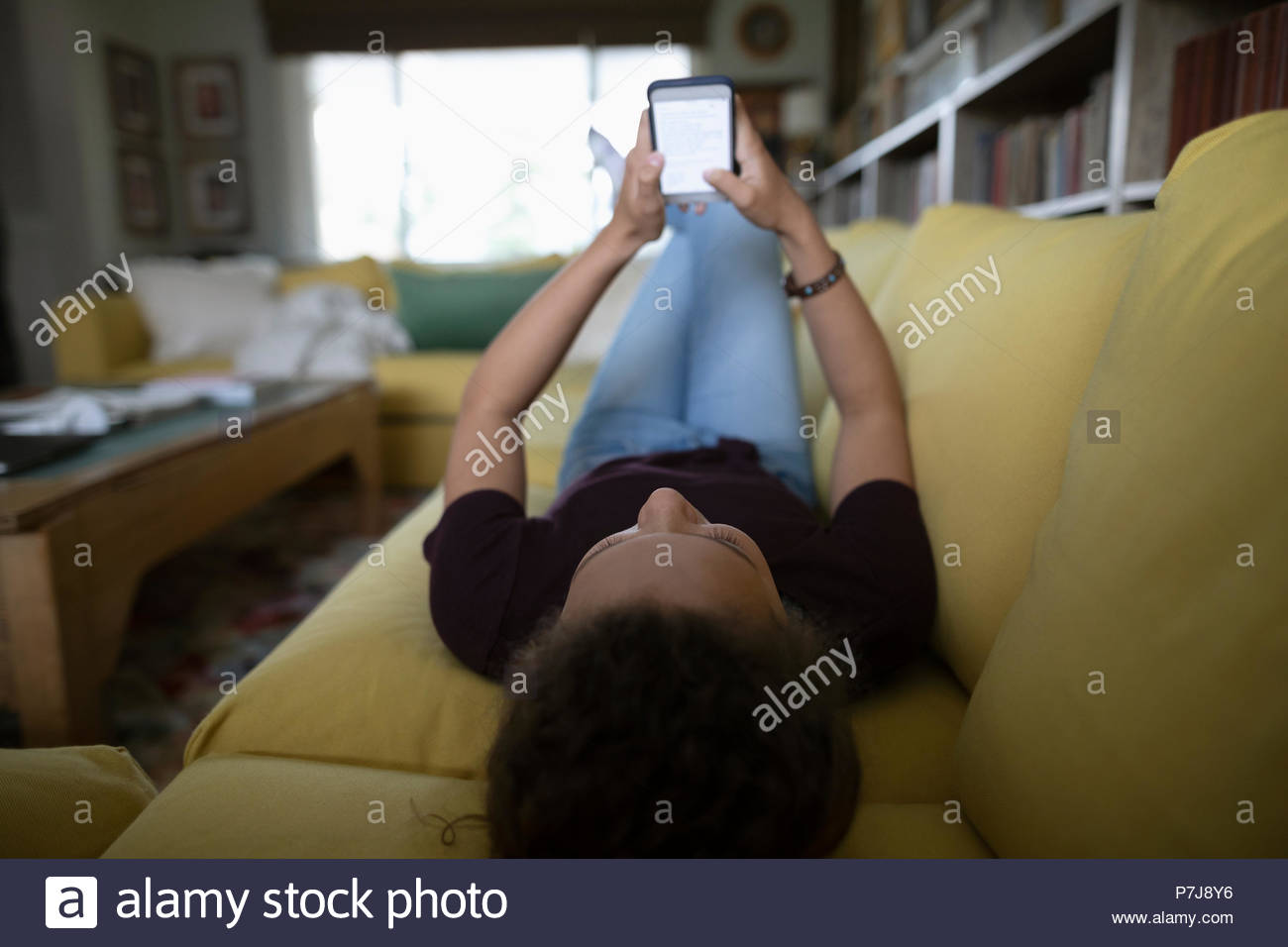 Tween girl on cell phone hi-res stock photography and images - Alamy