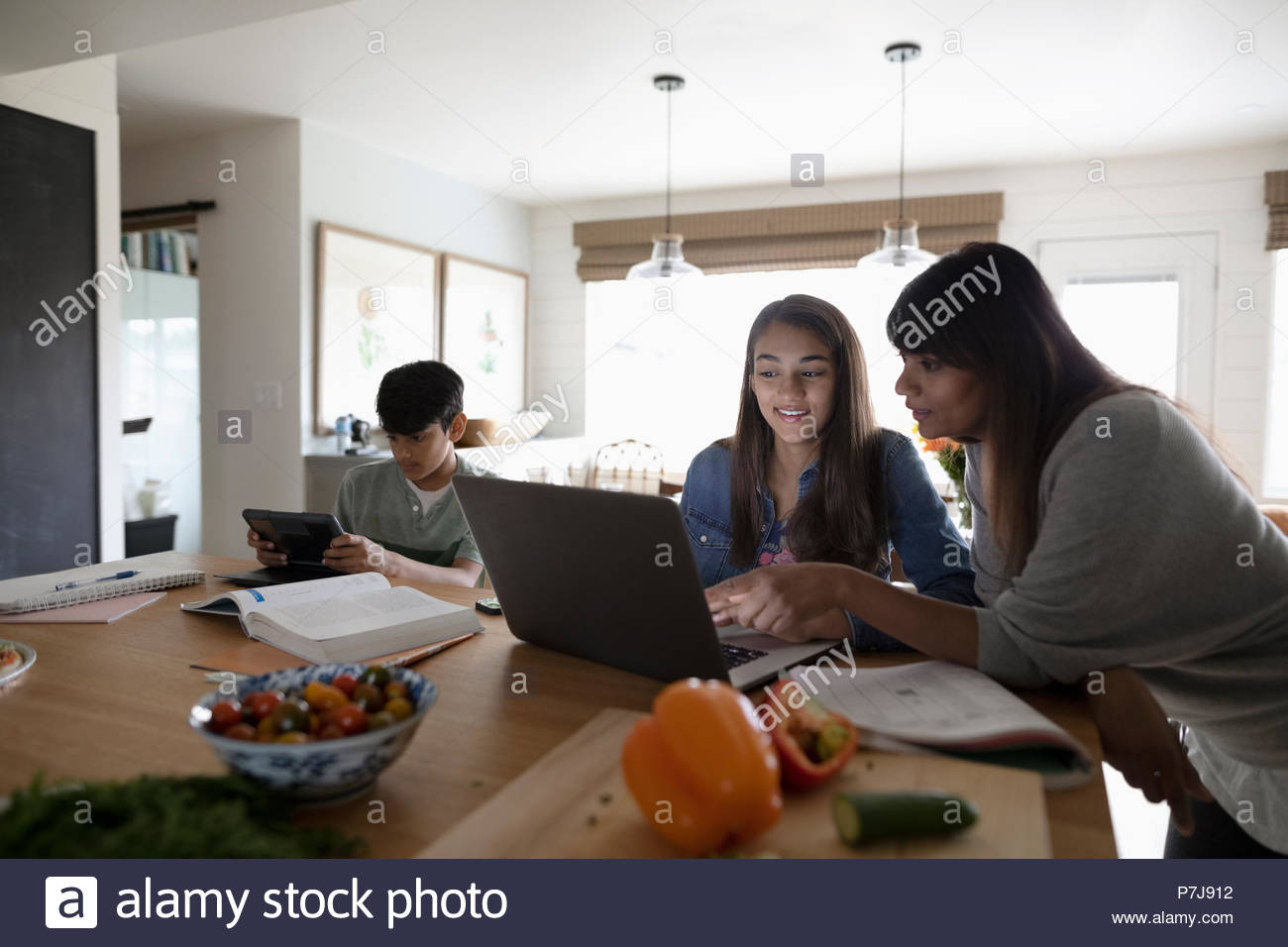 Family laptop kitchen cooking hi-res stock photography and images - Alamy