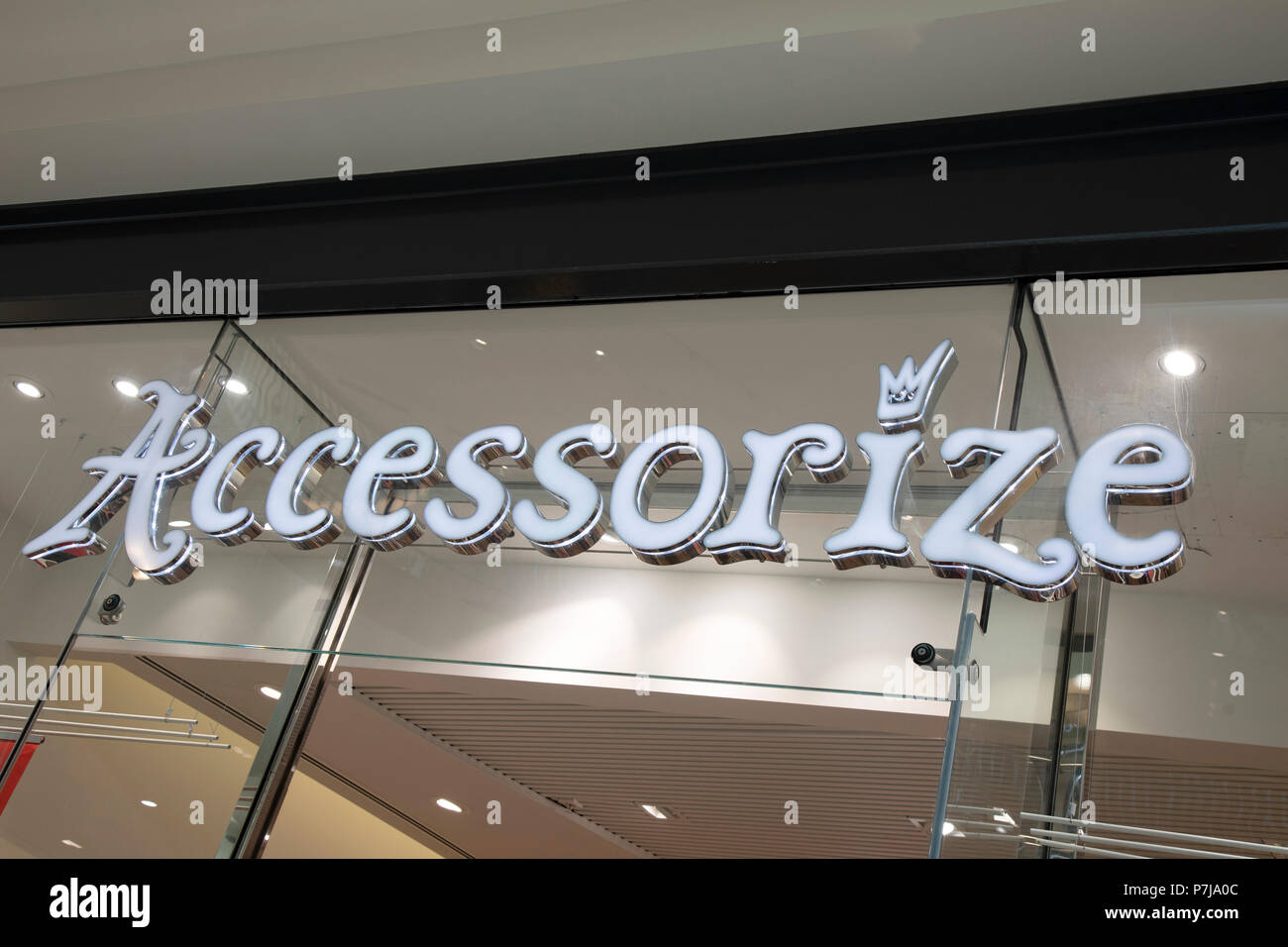 Accessorize shop store accessories hi-res stock photography and images ...