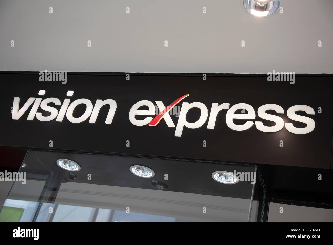Vision express store hi-res stock photography and images - Alamy