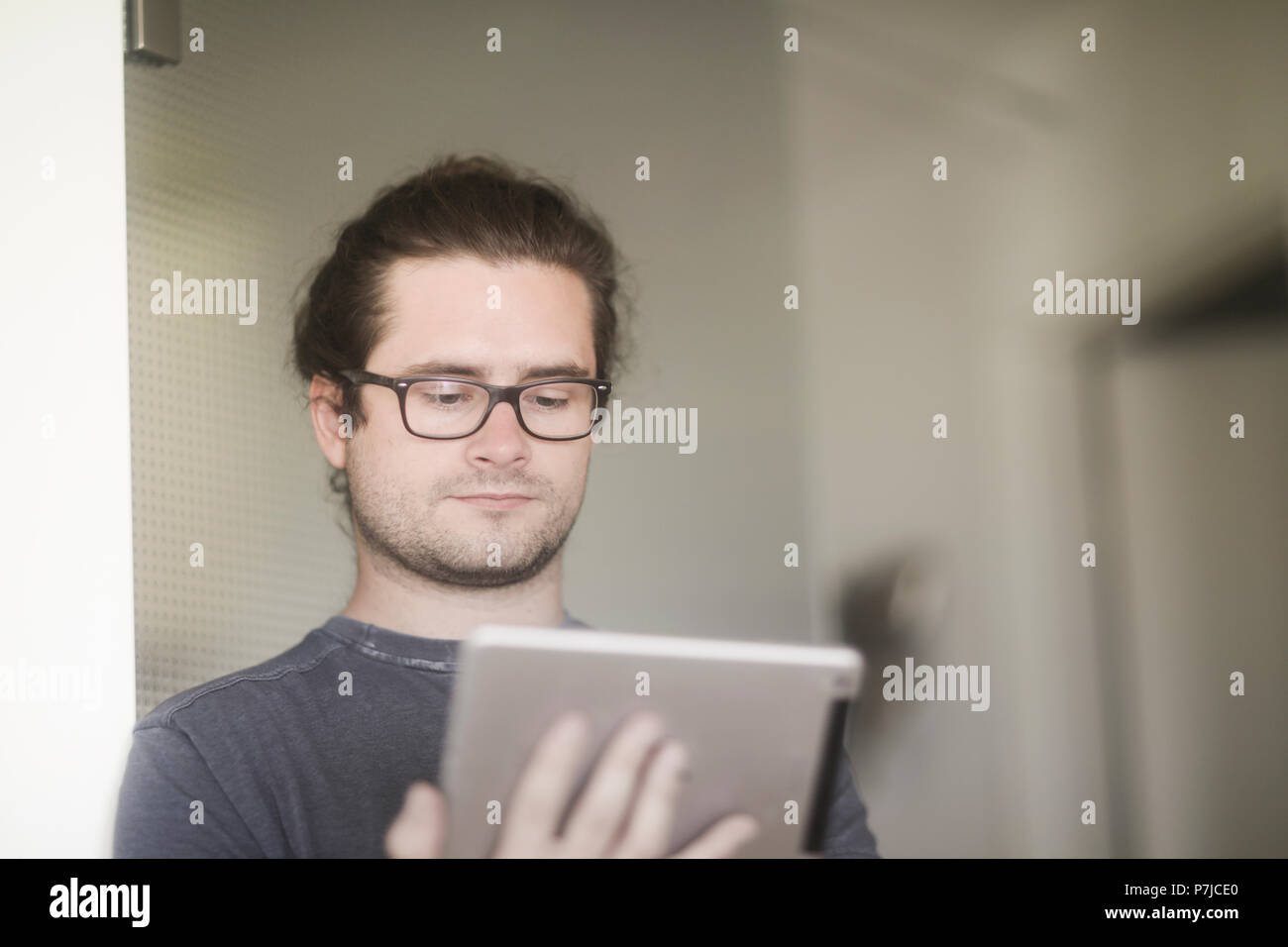 One person standing living room hi-res stock photography and images - Alamy