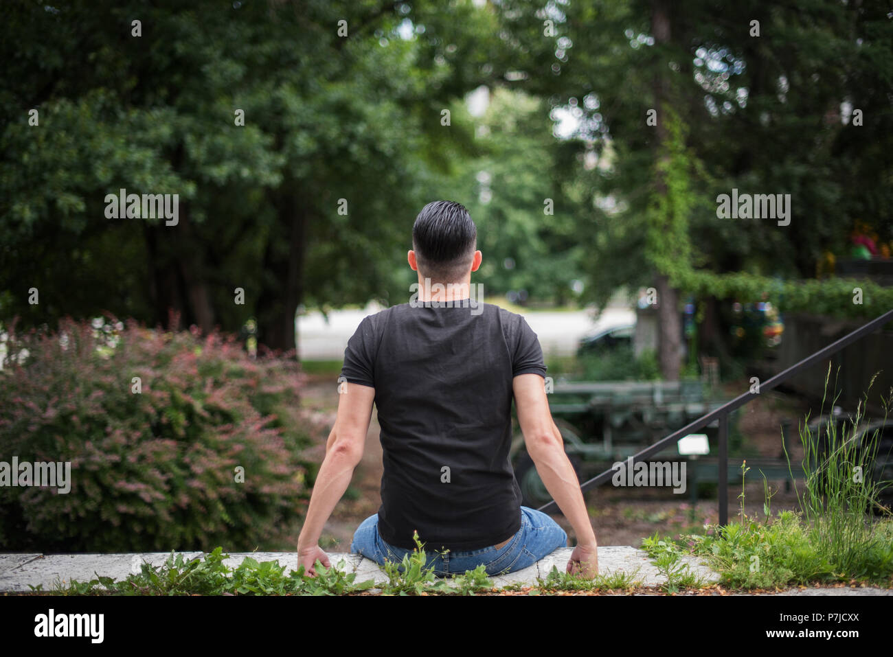 Young men sitting on park hi-res stock photography and images - Alamy