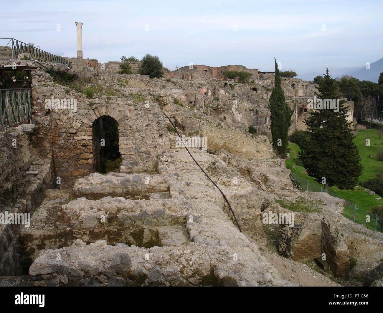 RUINAS DE POMPEYA CON LOS RESTOS DE UNA COLUMNA DEL TEMPLO DE VENERE AL ...