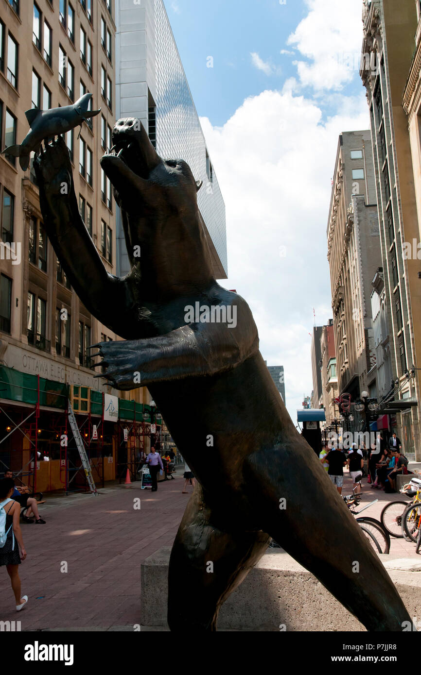 "Territorial Prerogative" bear statue by Bruce Garner Stock Photo - Alamy