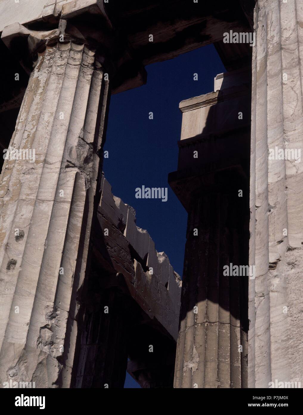 PARTENON - COLUMNAS. Location: ACROPOLIS, ATHENS, GREECE Stock Photo ...