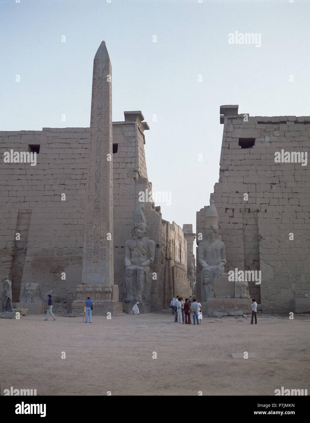 PRIMER PILON VISTA FRONTAL CON EL OBELISCO DE RAMSES II-REMESEUM ...