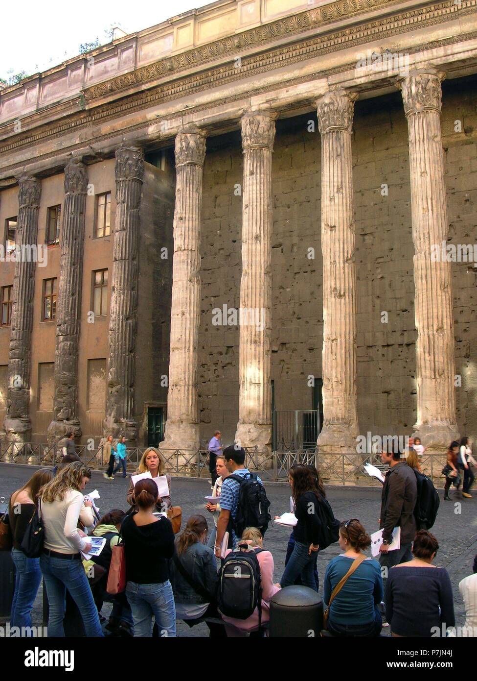 TEMPLO DE ADRIANO CONSAGRADO EN EL AÑO 145 DC. Location: TEMPLE OF ...