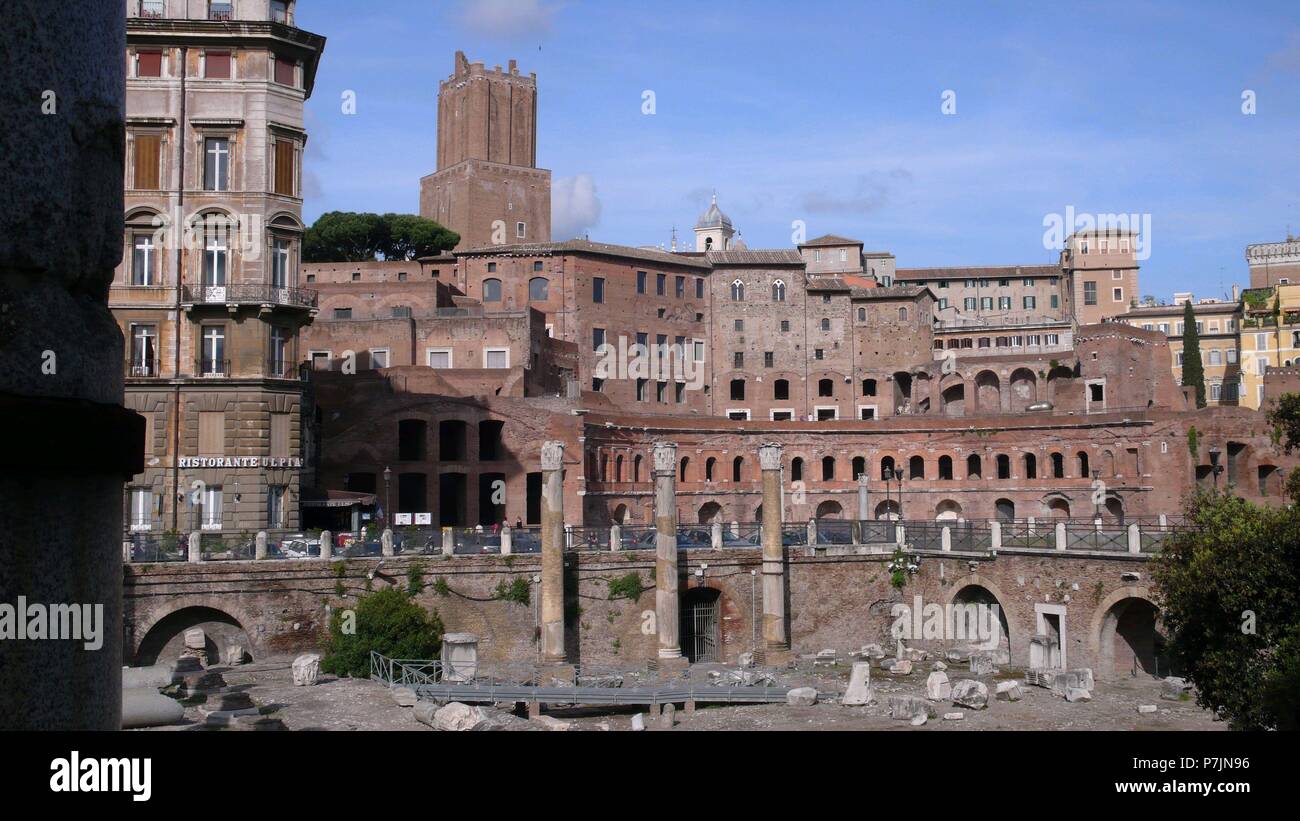 FORO DE TRAJANO AL FONDO EL MERCADO DE TRAJANO Y BASILICA ULPIA, DETRAS ...