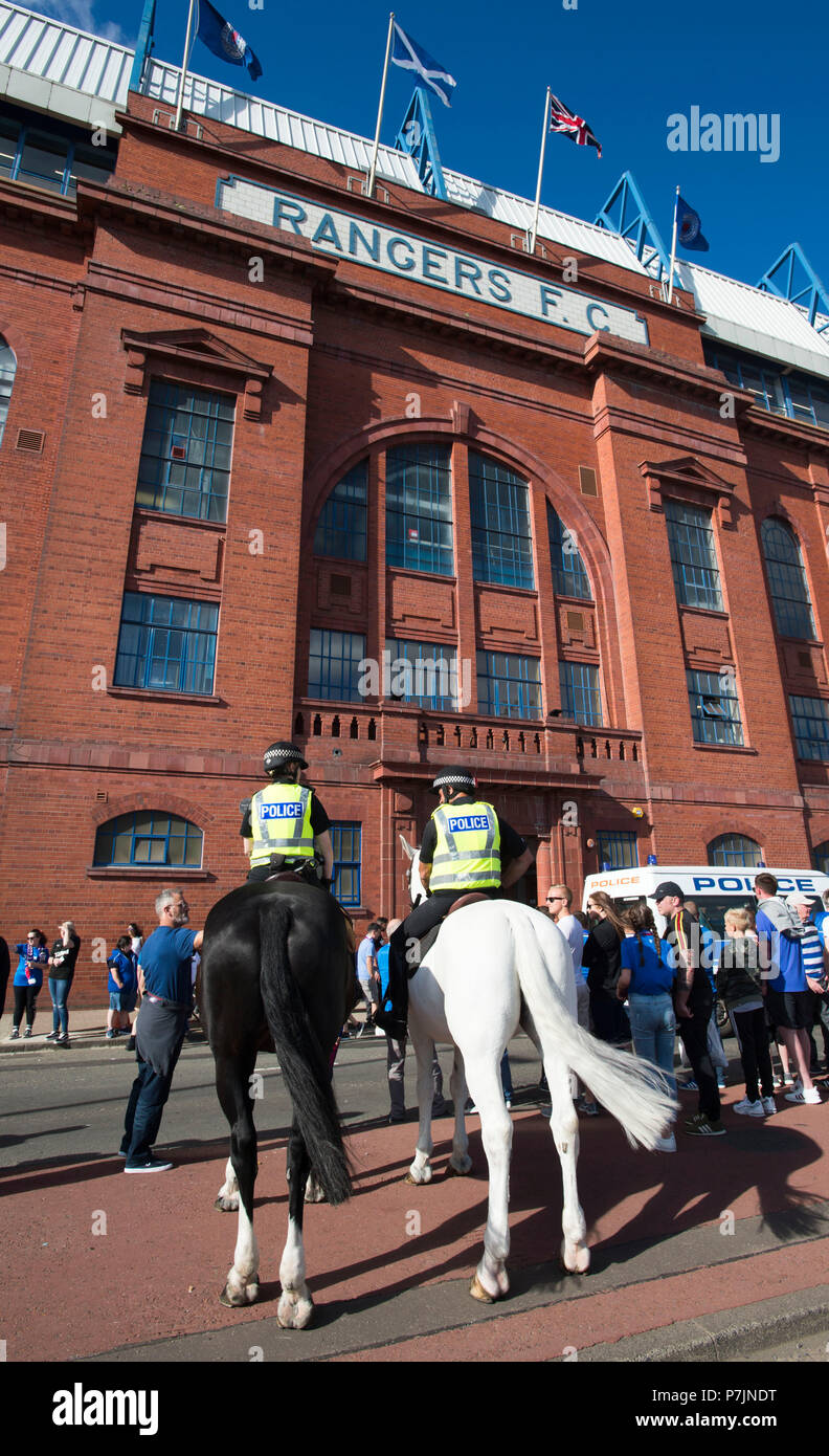 Mounted police glasgow hi-res stock photography and images - Alamy