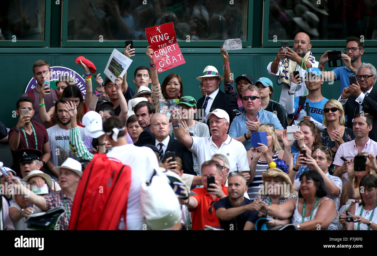 Roger federer fans celebrate hi-res stock photography and images - Alamy