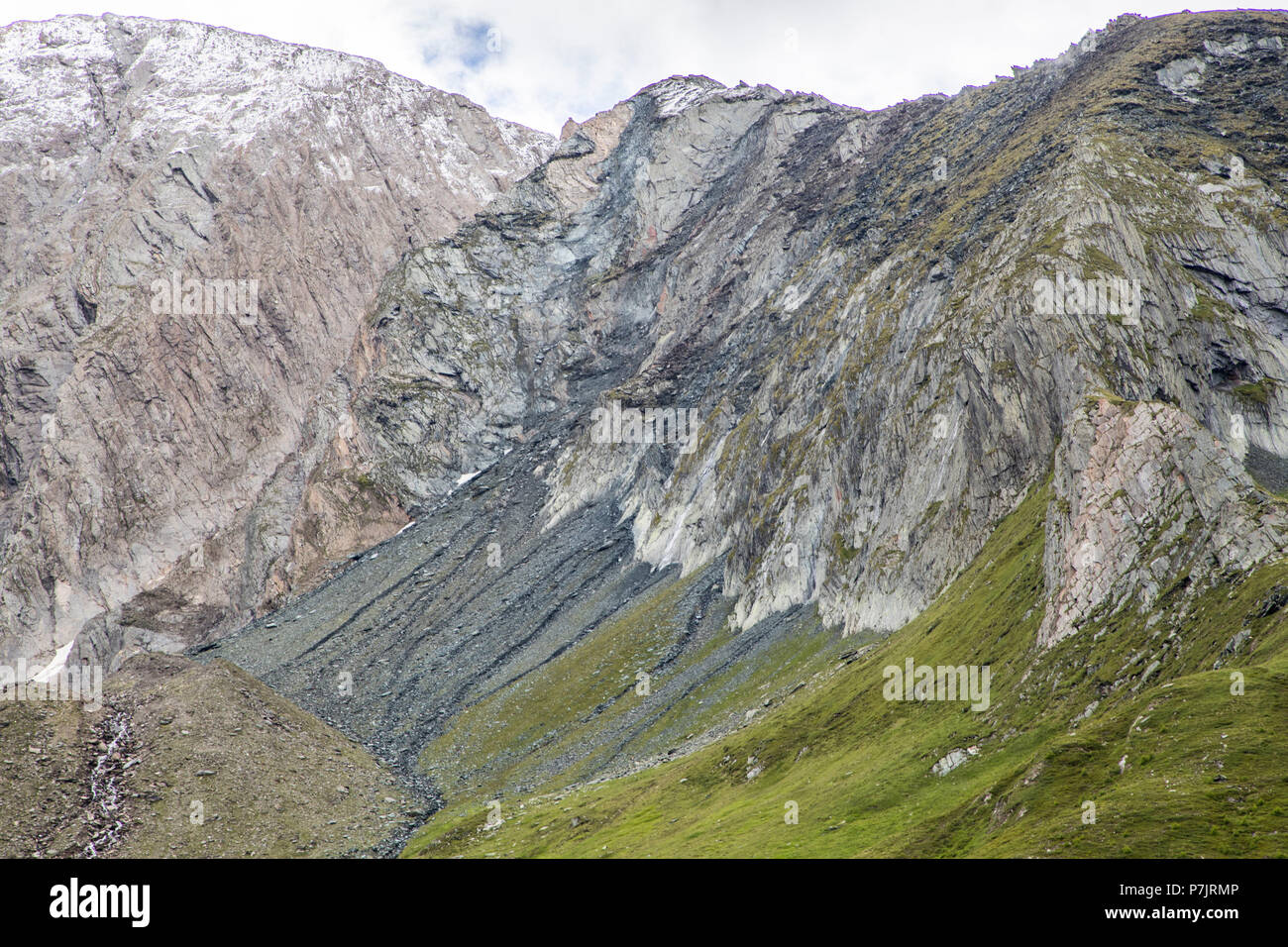 Mountain ridge in the Pfitschertal (valley), clouds in the background ...
