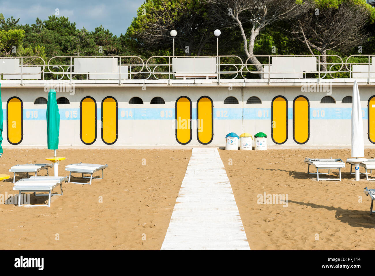 Changing clothes beach hi-res stock photography and images - Alamy