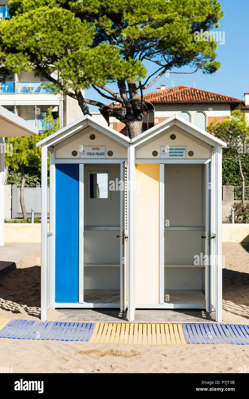 Changing clothes beach hi-res stock photography and images - Alamy