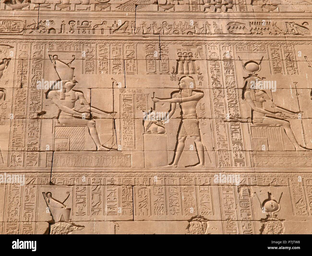 TEMPLO DE DENDERA, DEDICADO A LA DIOSA HATHOR Stock Photo - Alamy