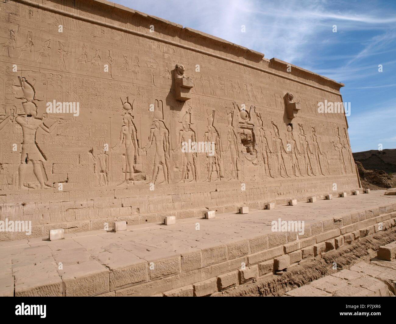 TEMPLO DE DENDERA, DEDICADO A LA DIOSA HATHOR Stock Photo - Alamy